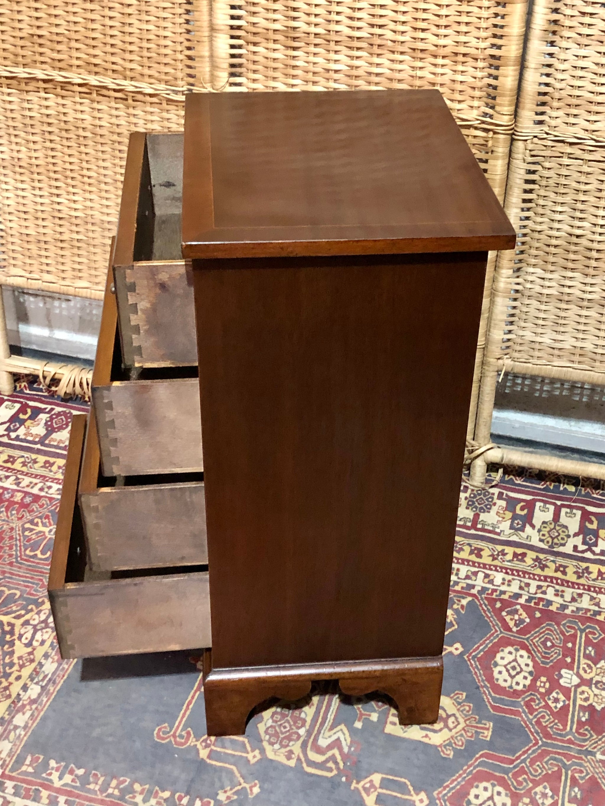 000651....Handsome Vintage Mahogany Bedside Chest / Bedside Table ...